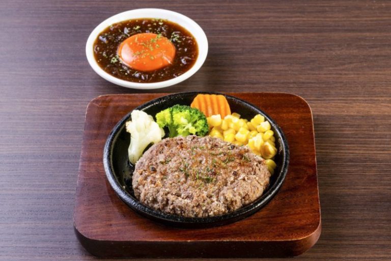 【酒飲みは必見！】大衆ステーキ酒場『BEEF KITCHEN STAND 新宿歌舞伎町店』店内の雰囲気は？名物ビフテキは必食の格安メニュー！
