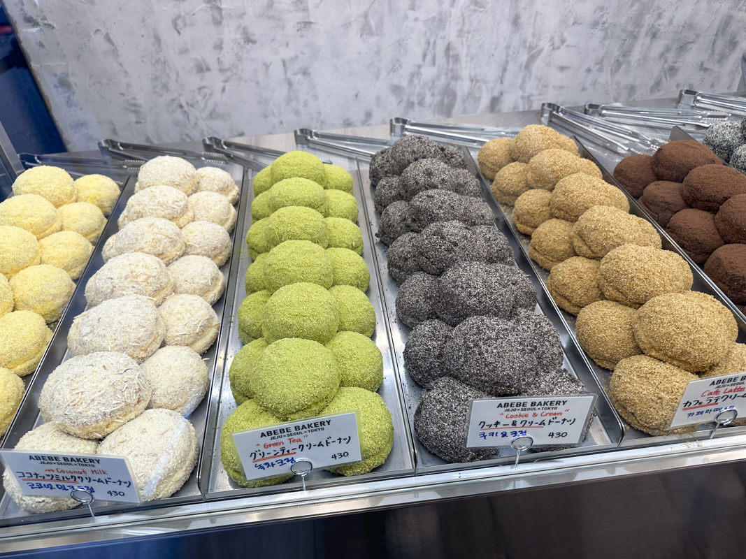 【新宿大久保の韓国ドーナツ】行列のできる『ABEBE BAKERY(アベベベーカリー) JEJU×TOKYO』でクリームドーナツをテイクアウト